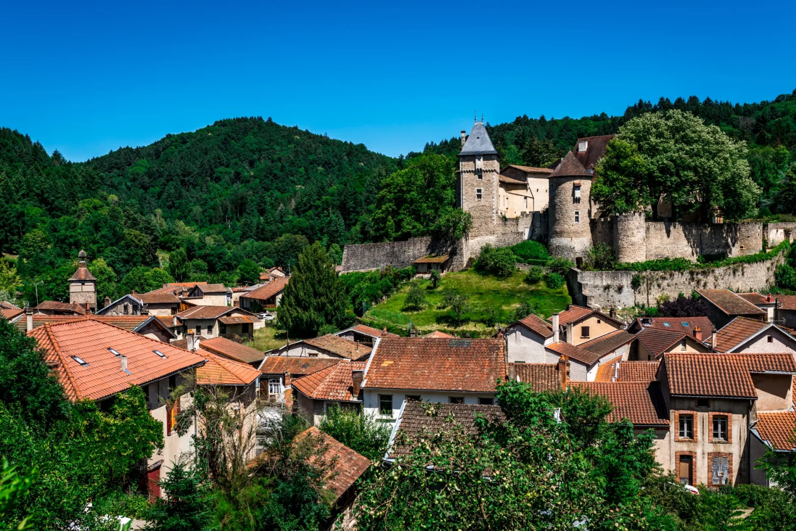 Châteldon, its water and its charming medieval village - Via Allier